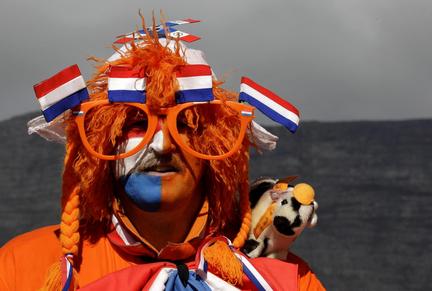 Dutch fans singing birthday song for a boy